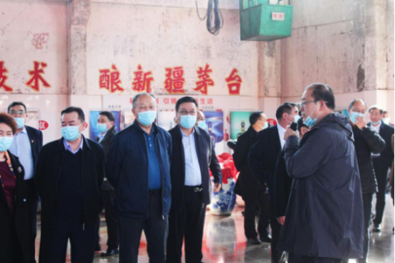 州政协委员走进酒文化小镇参观品鉴 伊犁酒业